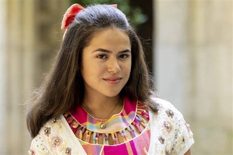 Garota do Momento Bia tenta impressionar Beto mas leva pé na bunda