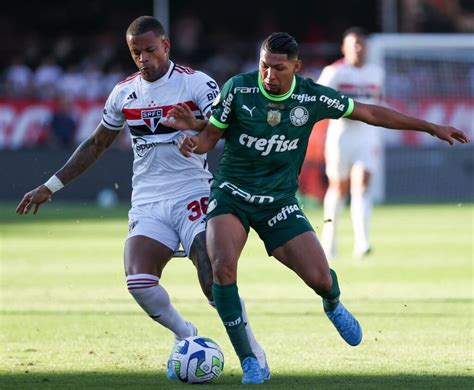 Jogador do São Paulo sai da casinha e provoca o Palmeiras antes do