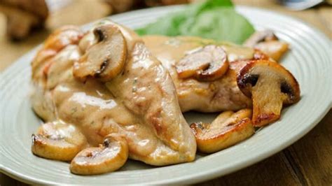 Pechugas de pollo con salsa de champiñones Receta fácil
