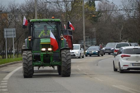 Rolnicy zakończyli protest przejazdem przez miasto zdjęcia