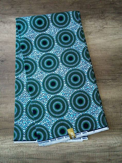 Tissu wax par 50 centimètres disques verts fond bleu 100 coton