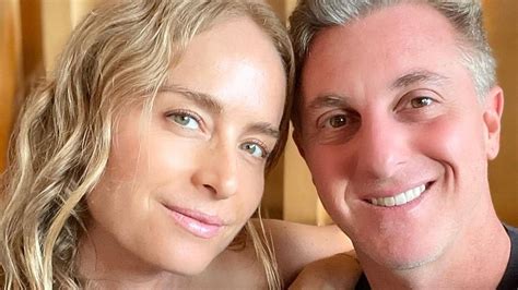 Angélica completa 50 anos e Luciano Huck se declara Sempre ao seu lado