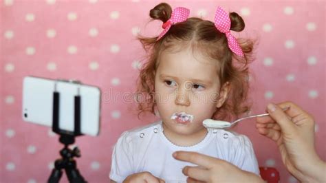 El Niño No Quiere a Comer El Yogur La Madre Intenta Alimentar Al Bebé