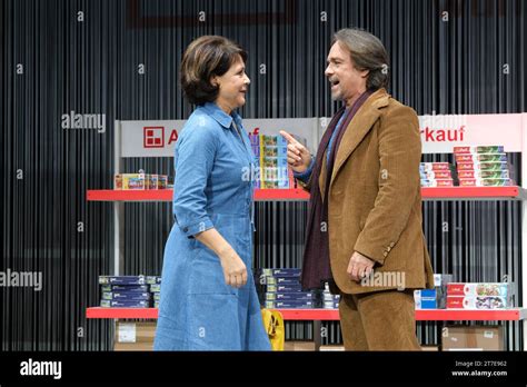 Janina Hartwig und Sebastian Goder spielen im Theaterstück Mein Name