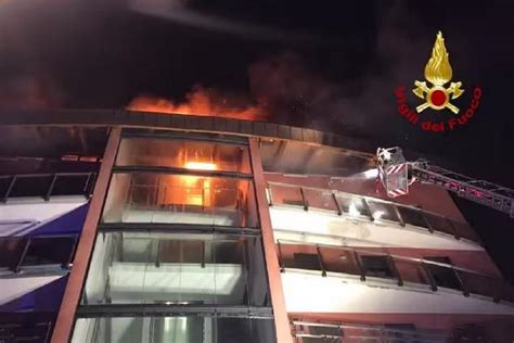 A Dergano Il Tetto E Quattro Appartamenti Di Una Palazzina Andati A
