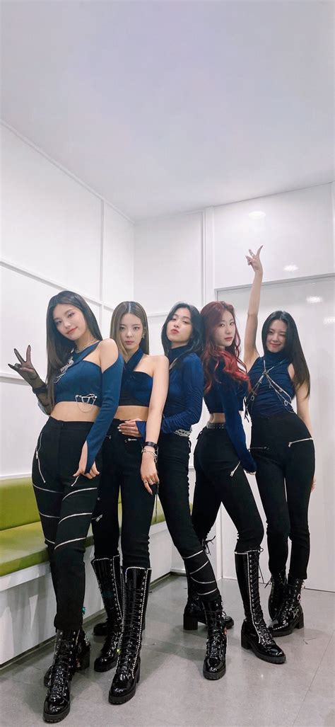 Itzy Sneakers Wallpapers Wallpaper Cave
