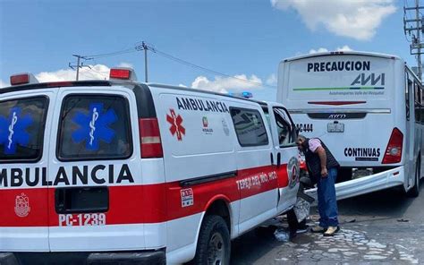 Choca ambulancia y camión de pasajeros en Tepeji El Sol de Tulancingo