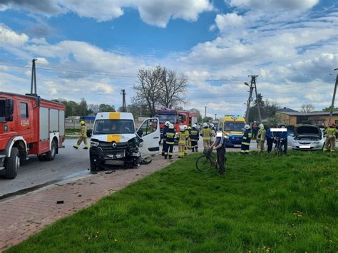 Kolizja dostawczaka i osobówki w Radoszycach foto TKN24