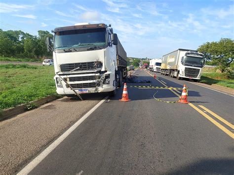 Motociclista morre após bater de frente caminhão na BR 153