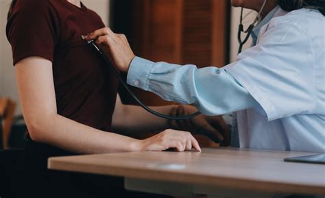 Une Femme Médecin Asiatique A Rendu Visite à Une Femme Patiente Pour