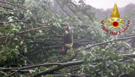 Maltempo Forte Temporale Travolge Como Allagamenti E Alberi Sradicati