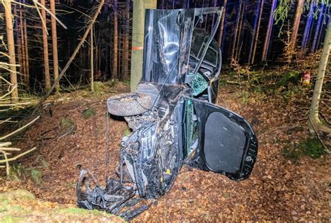 Schwerer Unfall im Erzgebirge PKW überschlägt sich im Wald und prallt