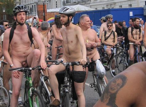 Siamo Bloccati Nellingorgo Naked Outdoor Nudi In Pubblico