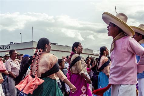 Indígenas Que Celebran El Guelaguetza En Oaxaca México Imagen de