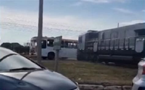 Uma pessoa morreu no acidente entre ônibus e trem no Distrito Federal