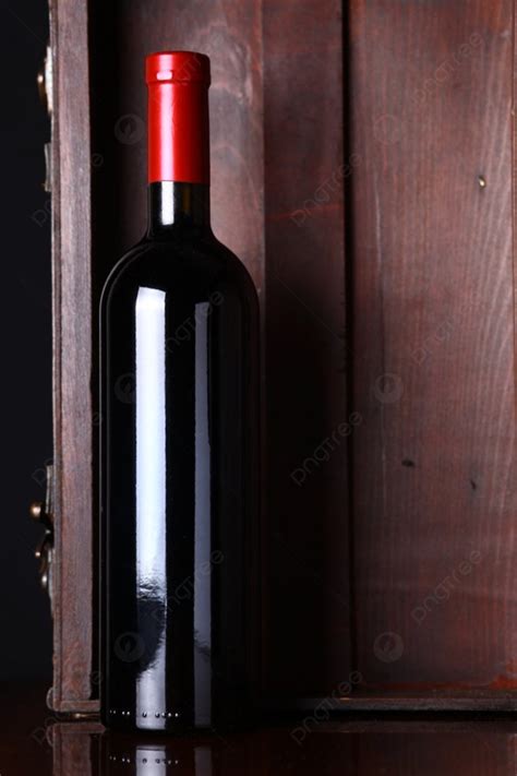 Bouteille De Vin Rouge Avec Une Boîte En Bois En Arrière Plan Photo Et