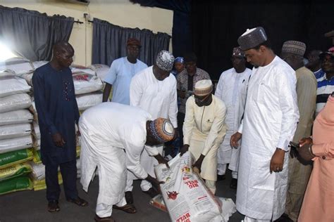 AMAC Chairman Begins Distribution Of FG Palliatives To Residents NEWS