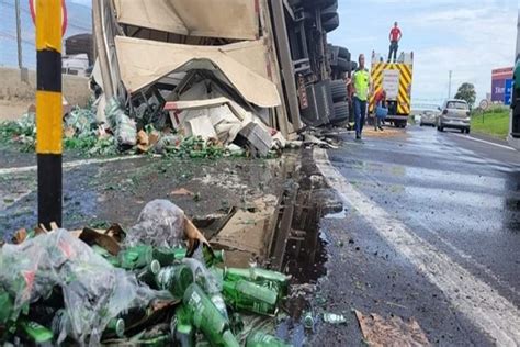 Regi O Caminh O Carregado Caixas De Cerveja Tomba Em Rodovia