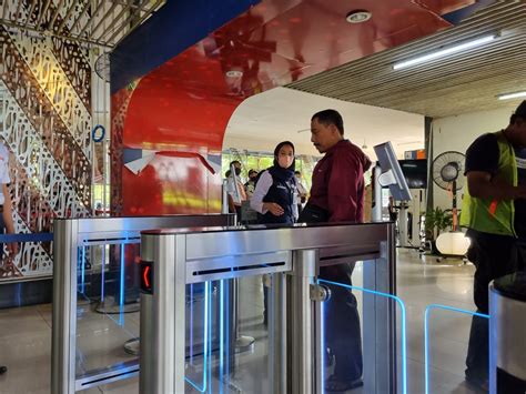 Gunakan Face Recognition Boarding Tiket KA Di Stasiun Solo Balapan