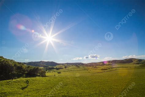 Fondo La Belleza De Los Pastizales Bajo El Cielo Azul Y Las Nubes