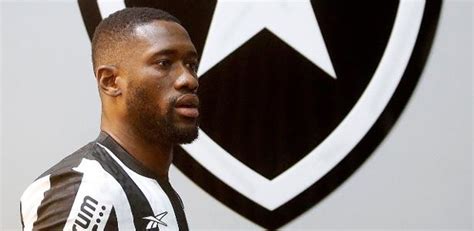 Botafogo anuncia a contratação do zagueiro Bastos