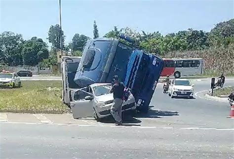 Carreta tomba em cima de carro na BR 040 em Ribeirão das Neves