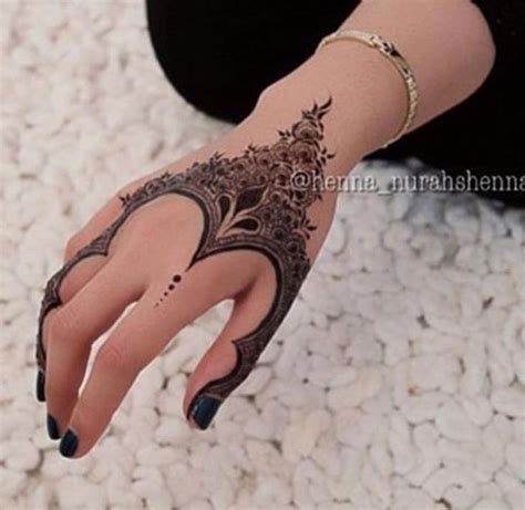 Pin by Najat Al Ali on Henna حناء Hand and finger tattoos Mehndi