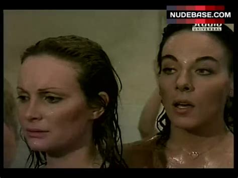 Martine Brochard Full Naked In Shower Prigione Di Donne