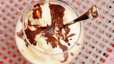 Helado De Vainilla Con Salsa Caliente De Chocolate Annie Video