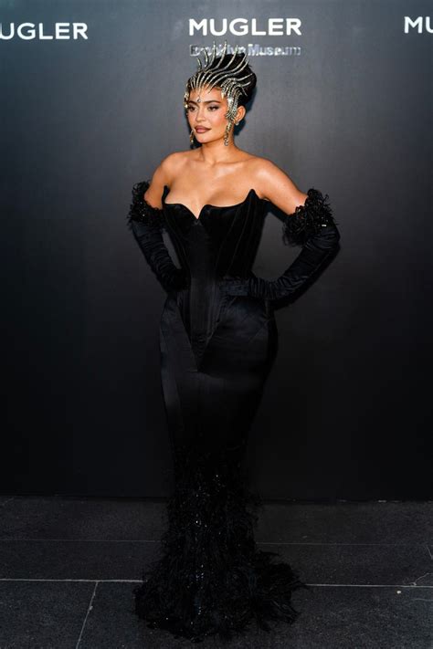 Mídia Access on Twitter CANDIDS Kylie Jenner posando no tapete do