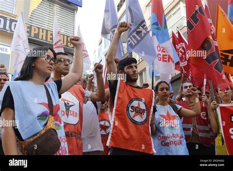 Los activistas hacen gestos durante la conmemoración Organizaciones