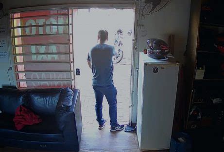 CENAS FORTES Câmera registra momento em que homem é morto a tiros em