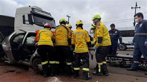 Motorista fica preso às ferragens em acidente em Chapecó