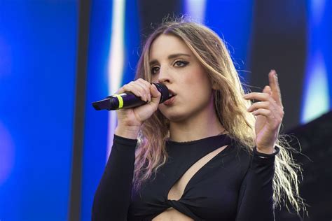 Tiziano Ferro Ad Amici Parole Al Miele Per Angelina Mango E Cricca