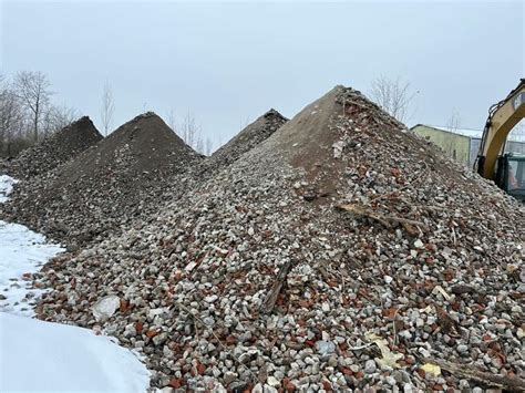 Beton Kruszony Gruz Mielony z Kruszarki Tłuczeń Kliniec Radom