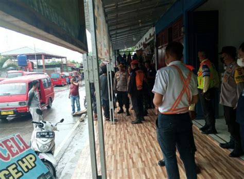 Sopir Angkot Demo Di Stasiun KAI Cilegon Minta Bus Damri Tak Angkut