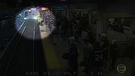 Homem cai em linha do metrô mas escapa de atropelamento nos EUA