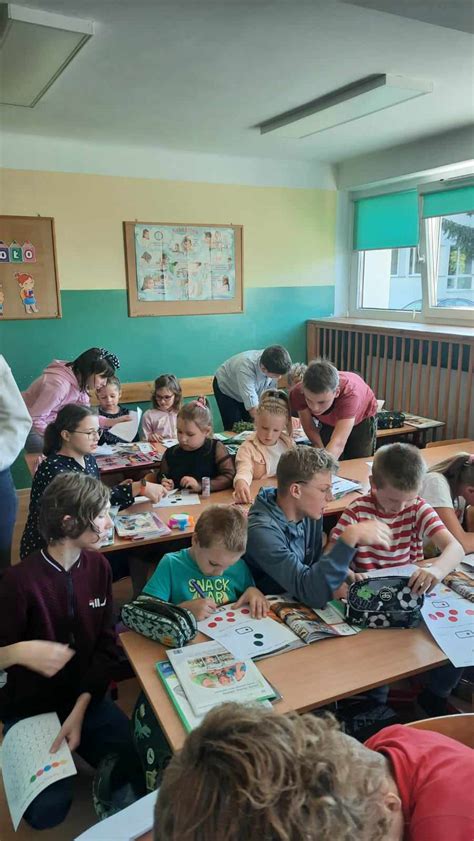 Starsza Siostra Starszy Brat Szko A Podstawowa Im W Adys Awa