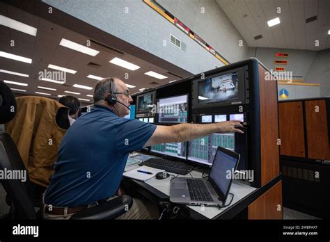 John Mcclelland Ein Ingenieur F R Motorsteuerungen Im Kennedy Space