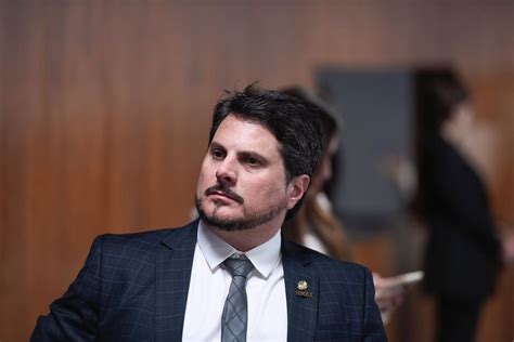 A Gazeta PF Cumpre Mandado Para Apreender Passaporte Na Casa De