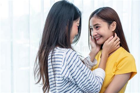 Dos Mujeres Asi Ticas Que Miran Cada Uno Otros En Hogar Gente Y