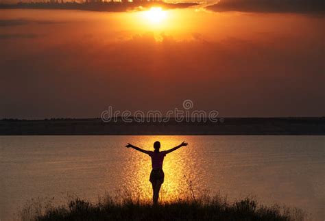 Mulher Do Vencedor Do Sucesso Da Silhueta No Por Do Sol Foto De Stock