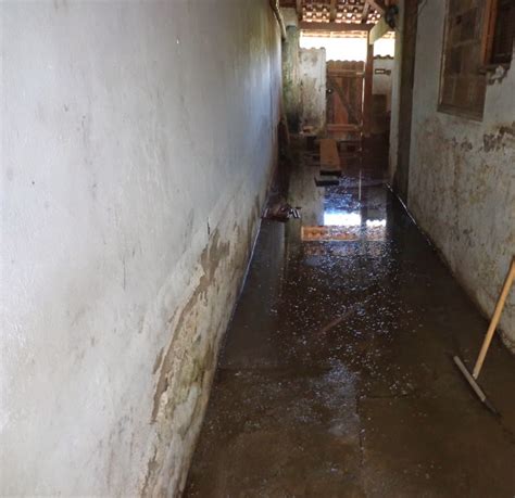 Esgoto a céu aberto invade casas de moradores de Inoã em Maricá