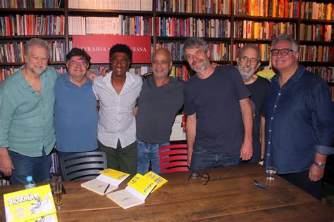 Turma do Casseta e Planeta prestigia lançamento do livro de Hélio de La
