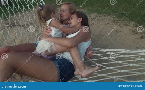 La Niña Abraza Suavemente La Mamá Y a La Hermana En Vídeo De La