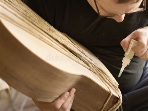 O Processo De Fazer Um Cortante Na Guitarra Cl Ssica Imagem De Stock