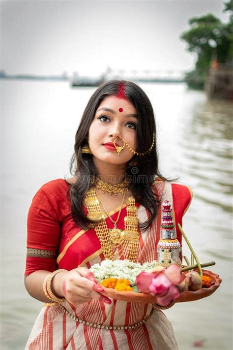 Portret Van Een Jonge En Mooie Indiase Vrouw In De Rode En Witte Traditionele Etnische Sari En