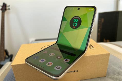 Motorola Razr Review Makes The Foldable Flip Mainstream