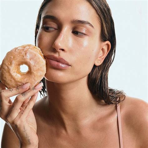 Hailey Biebers Glazed Donut Trend Is Sliding Onto Your Nails