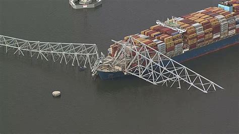 Ponte em Baltimore desaba após ser atingida por navio porta contêineres